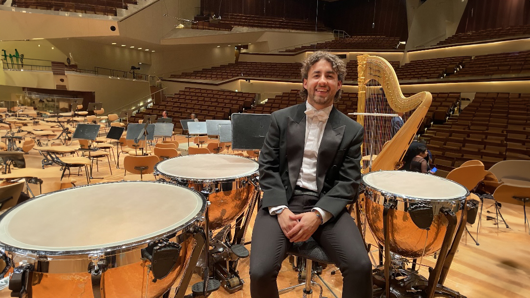 En Ucrania, este percusionista lojano se codea con la élite musical ...