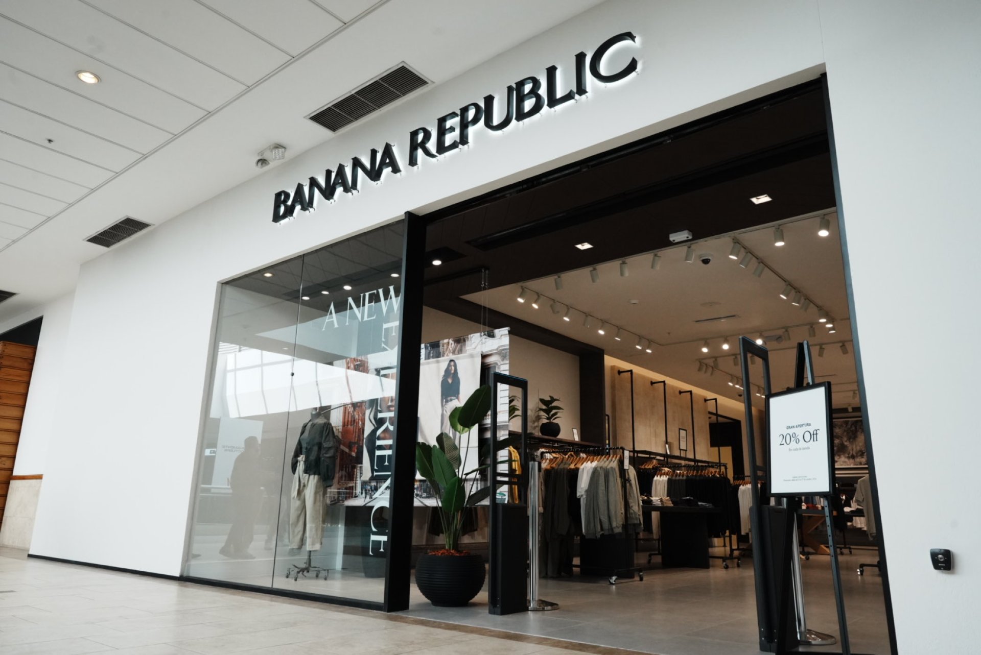 Otra marca internacional llega: Banana Republic abre su primera tienda ...